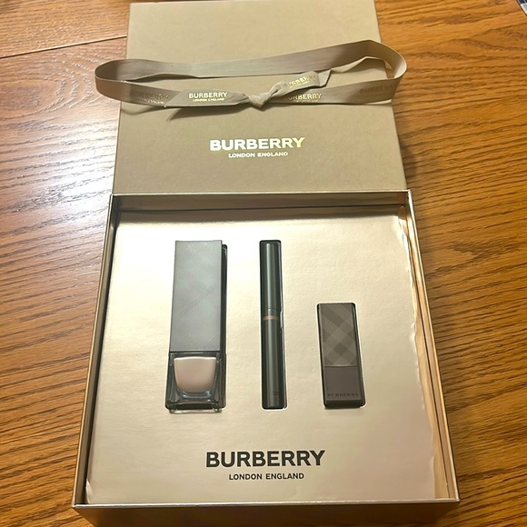 Burberry | Makeup | Burberry London Makeup Set Nib 3 Piece Makeup Set ...